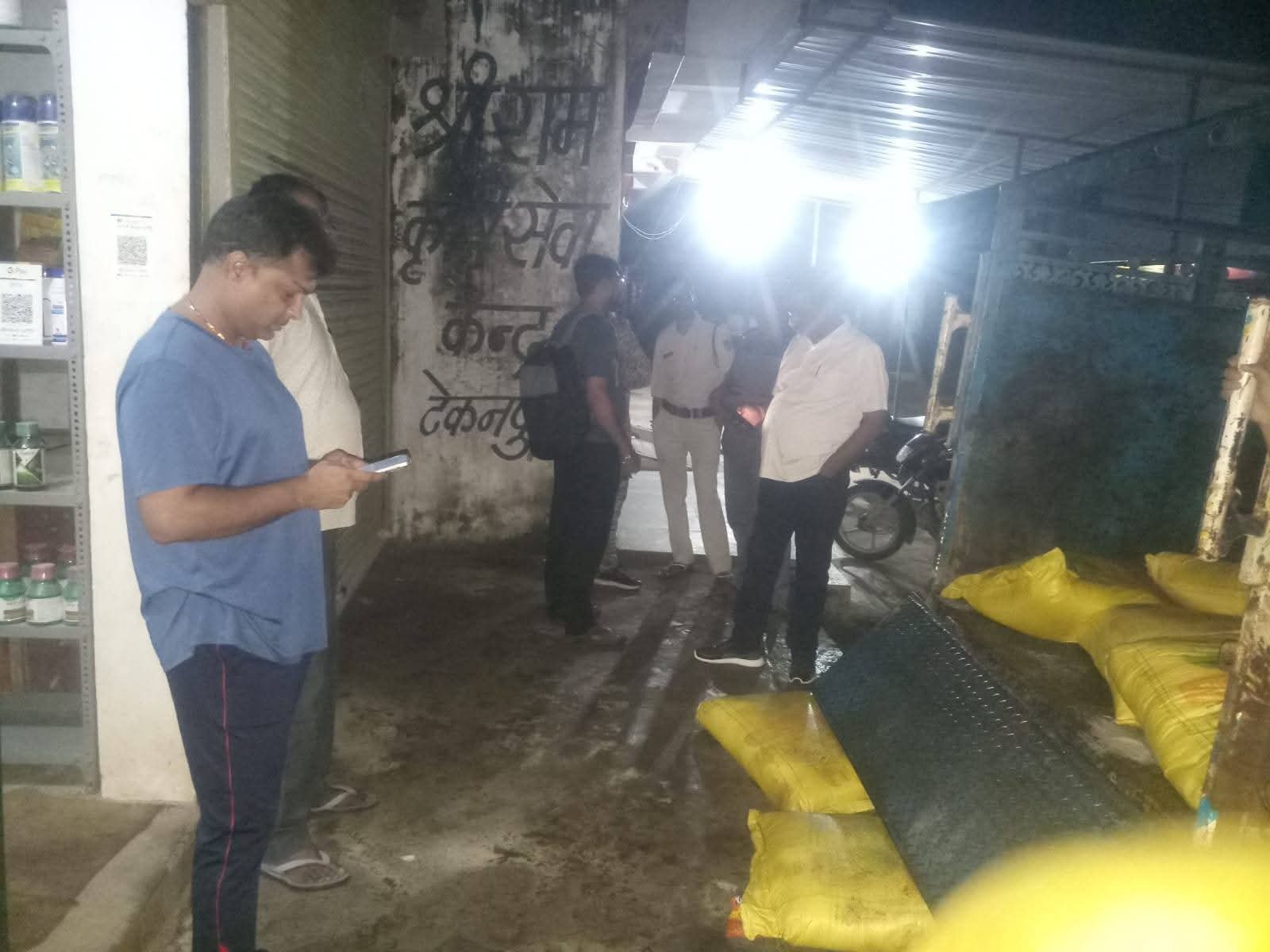 खाद की दुकान पर छापामार कार्रवाई कर अवैध रूप से भंडारित खाद जब्त, दुकान सील… – Chambal Breaking